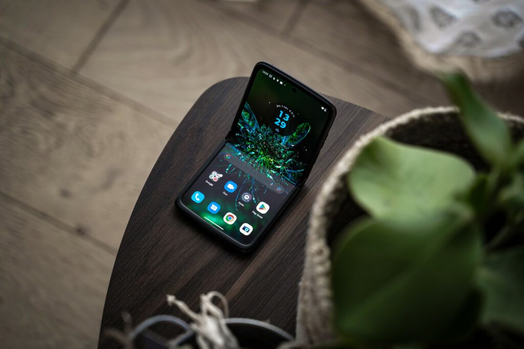 Test Motorola Razr 2022 : que vaut le smartphone pliant néo-rétro de ...
