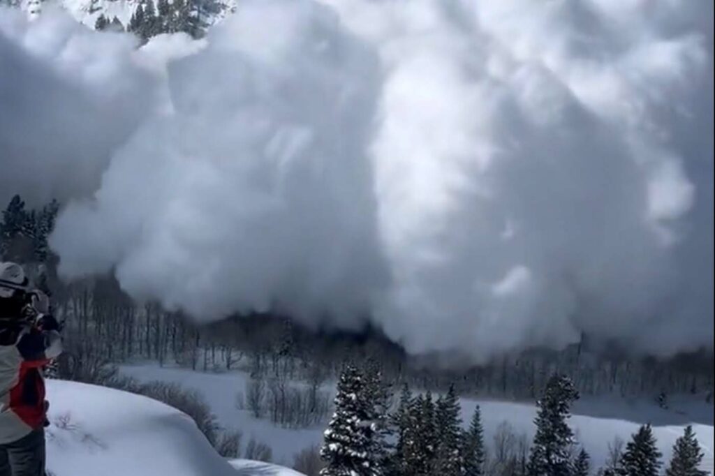 Cette terrifiante avalanche fonce tout droit vers le caméraman