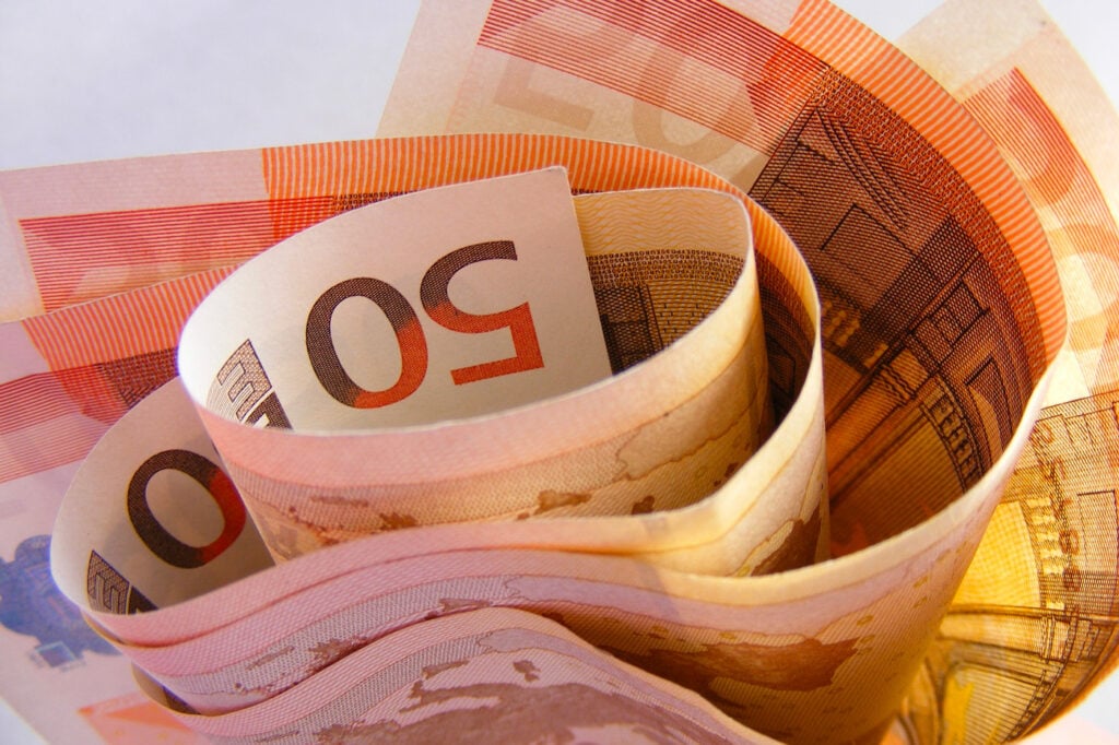 Cash : combien d'argent peut-on vraiment déposer sur un compte sans ...