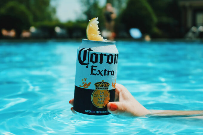 Qu'est-ce que le "beer tanning" la nouvelle tendance TikTok qui fait ...