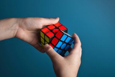 Le Rubik's Cube fête ses 50 ans : 5 chiffres sur le casse-tête le plus ...
