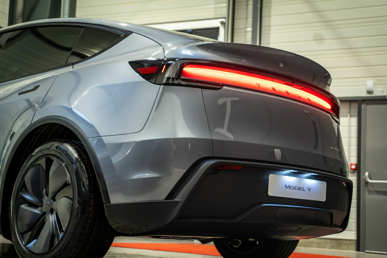 On est monté à bord du nouveau Tesla Model Y Restylé, le SUV familial ...