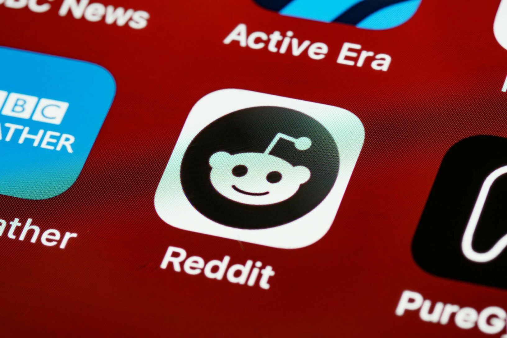 Reddit attaque Anthropic : l’IA Claude aurait volé les données de ...