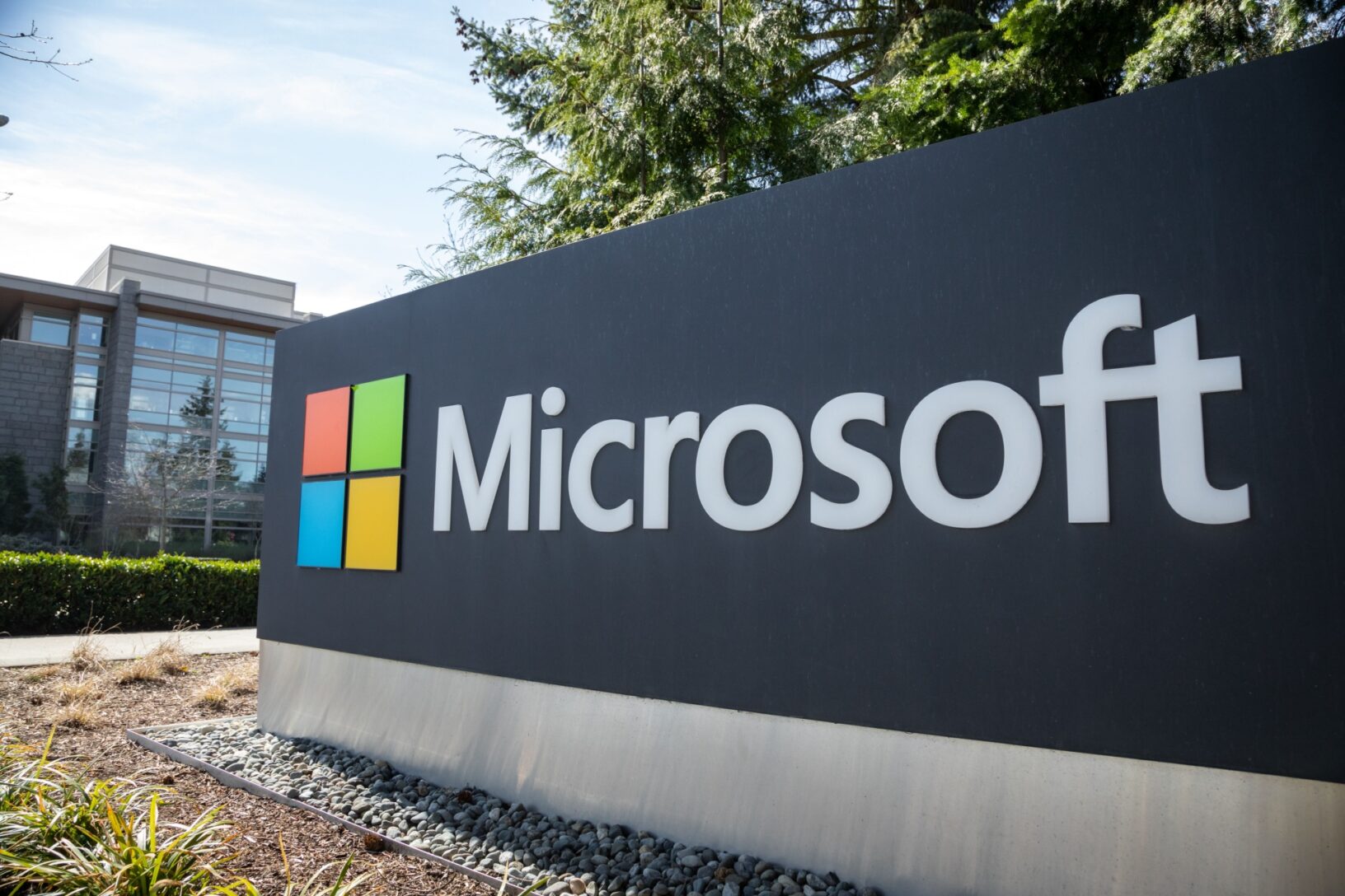 Microsoft aurait licencié 200 employés remplacés par l’IA qu’ils ont ...
