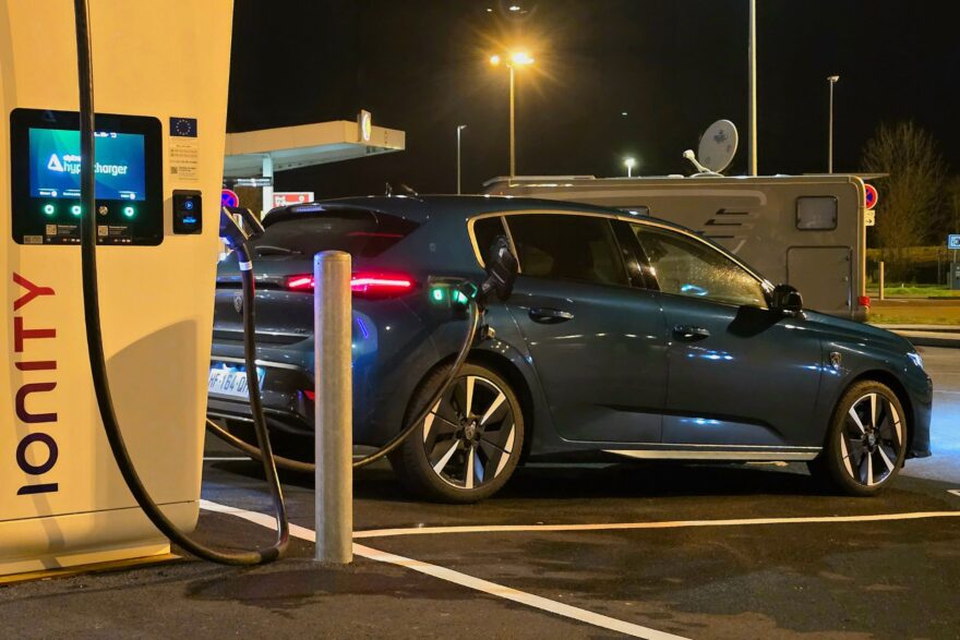 On a testé la nouvelle Peugeot 308 électrique : à 46 350 €, peut-elle ...