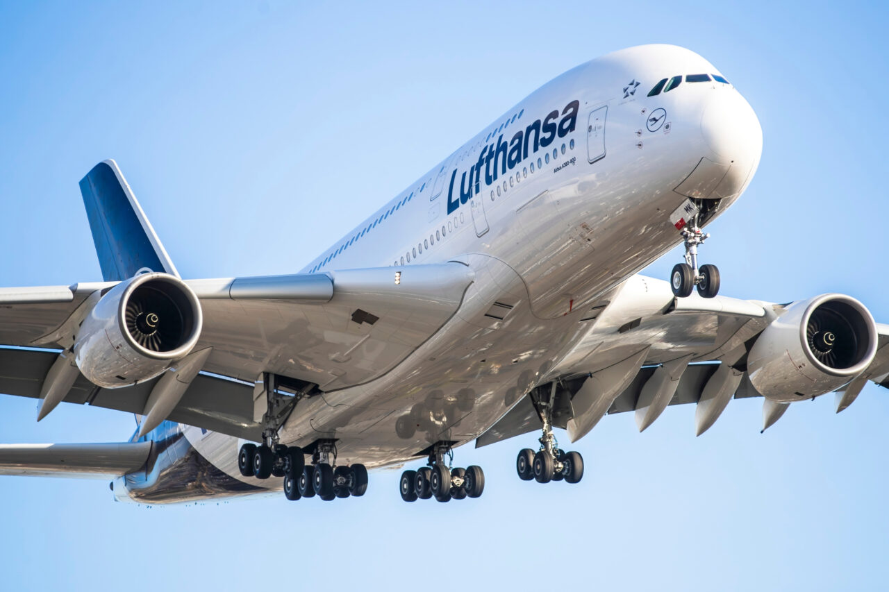 80 000 personnes regardent un Airbus A380 décoller d’Abu Dhabi, au ...